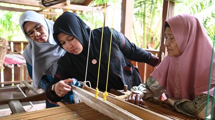 Intip Kerajinan Songket dan Souvenir Aceh Besar, Kualitasnya Boleh ...