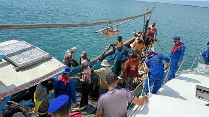 Satpolairud Polres Pidie Periksa Dokumen Kapal Nelayan Saat Cuaca Ekstrem - Serambinews.com