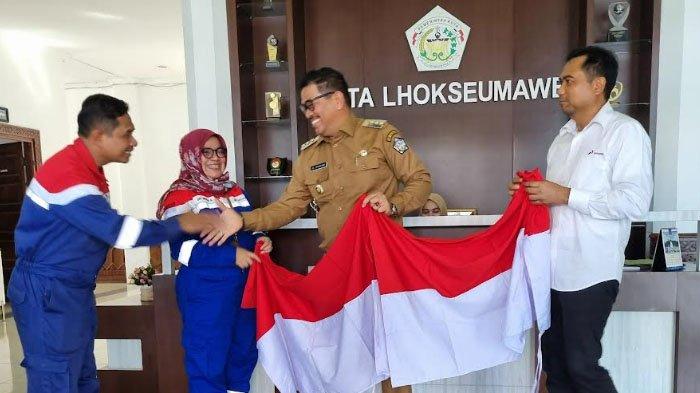 PT PAG Serahkan Ratusan Bendera ke Pemko Lhokseumawe - Serambinews.com