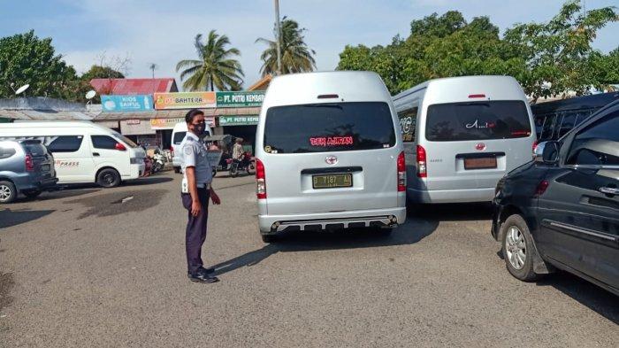 Petugas Gembok Roda 7 Mobil Penumpang HiAce - Serambinews.com