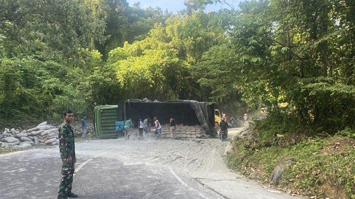 Rem Blong, Truk Tronton Bermuatan Semen Terguling di Gunung Tapaktuan Aceh Selatan - Serambinews.com