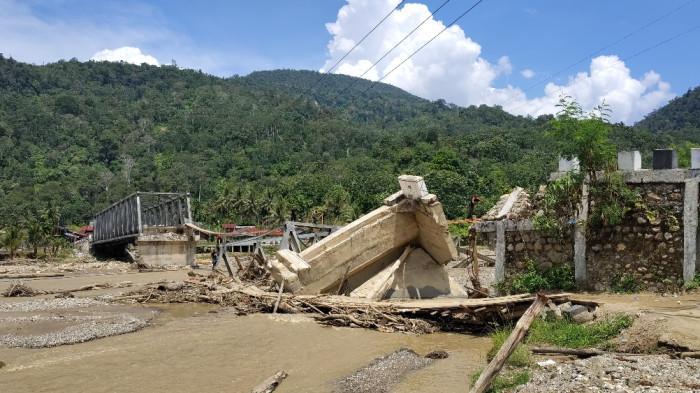Jembatan Putus Diterjang Bencana Banjir dan Longsor, Warga Gayo Lues ...
