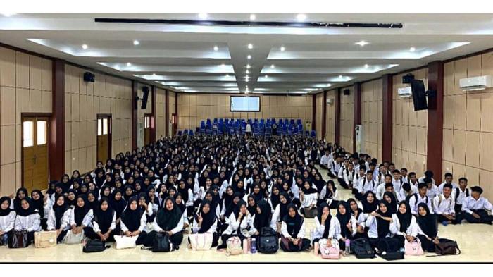 Mahasiswa Baru UBBG Ikuti Pakat Maba Tahun 2025, Rektor Ajak Mahasiswa ...
