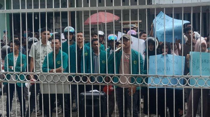Mahasiswa Universitas Abulyatama Aceh Demo di Depan Gerbang, Begini ...