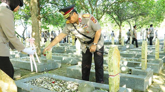 Jelang Hari Bhayangkara, Kapolda Aceh Pimpin Ziarah dan Tabur Bunga di ...