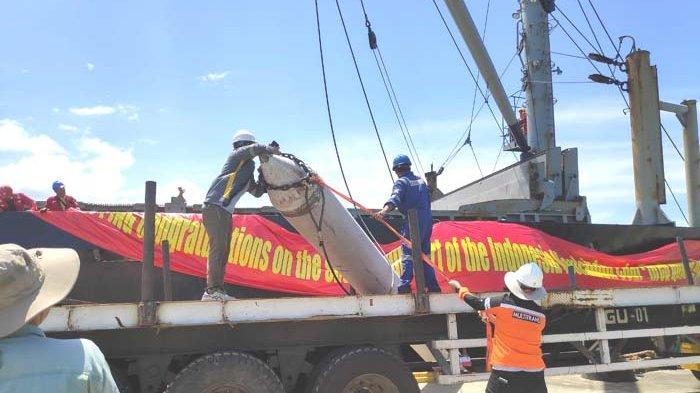 Proses Bongkar Muat Terhenti, Dua Tiang Pancang Sempat Diturunkan dari MV Seiyo Spirit ...