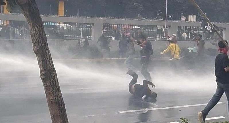 Demo Buruh di DPR RI Ricuh, Polisi Tembakkan Gas Air Mata, Puluhan Orang Diamankan - Serambinews.com