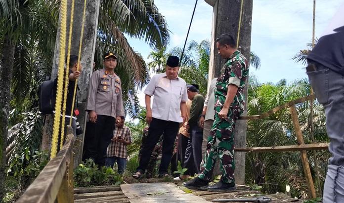 Rusak Berat Usai Dihantam Banjir , TRK Tinjau Jembatan Gantung Pungkie - Serambinews.com