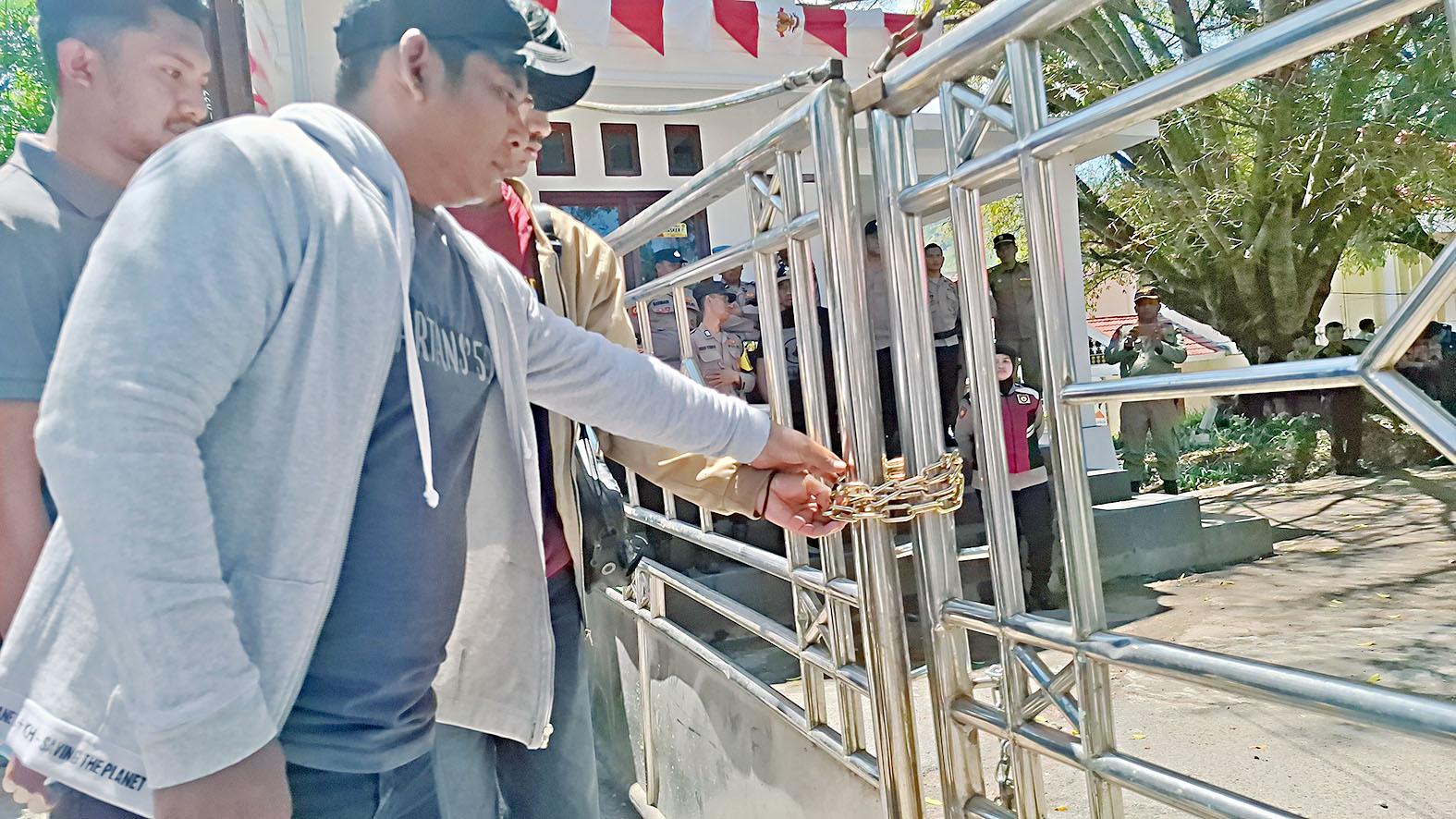 Giliran Gerbang Gedung DPRK Digembok Massa Aliansi Masyarakat Gayo ...