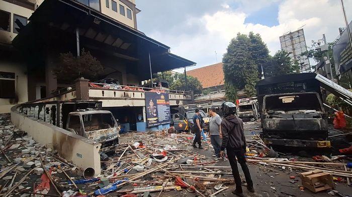 Kantor Polisi Dipasang Garis Polisi Usai Dibakar Massa Aksi Demo di ...
