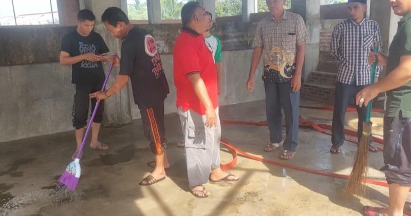 Damkar Dikerahkan dalam Gotong Royong Warga Tingkeum Manyang Kutablang ...