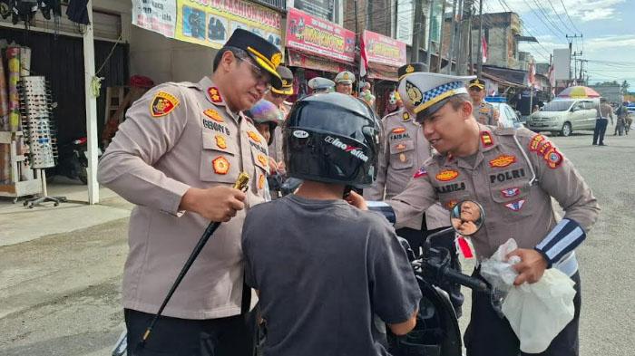 Kapolres Nagan Raya Bagikan Bendera Merah Putih ke Pengendara Sambut ...