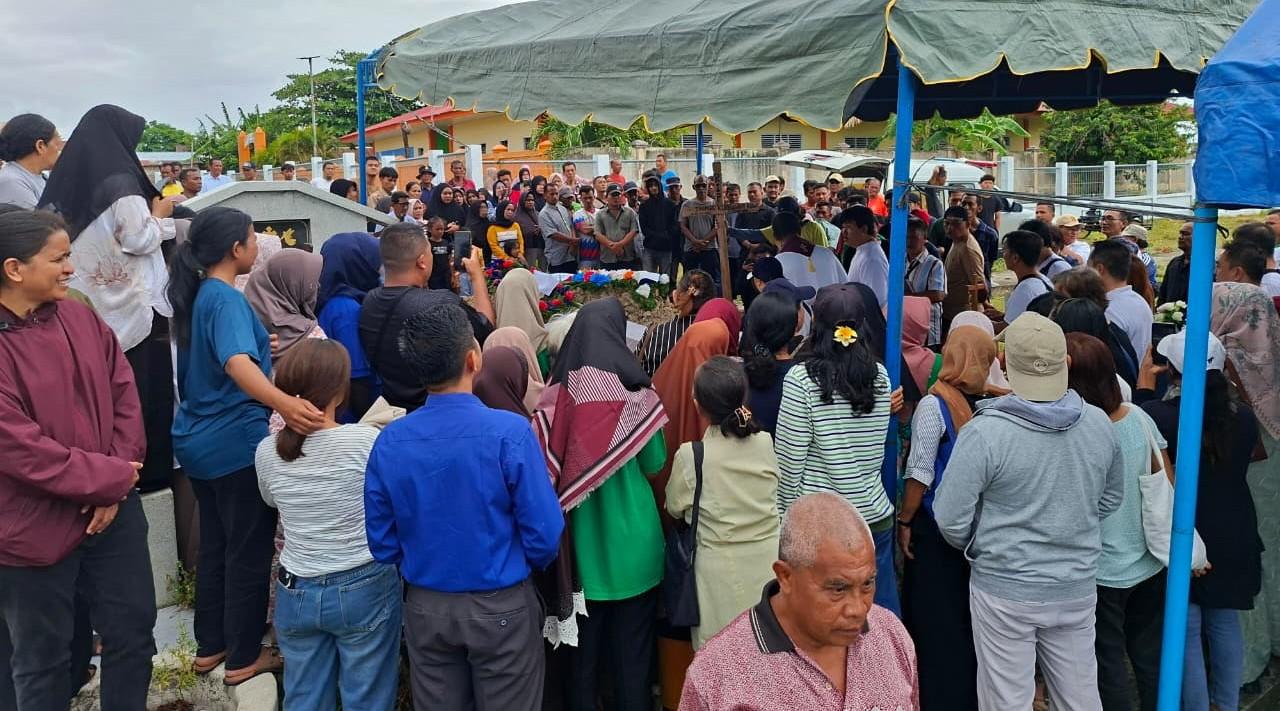 Indahnya Toleransi, Puluhan Muslim Ikut Antarkan Koh Thomas ke ...