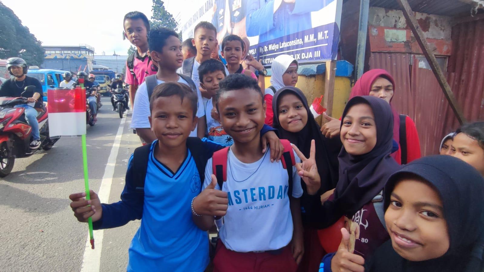 Siswa SD 62 Ambon Antusias Bagikan Ratusan Bendera Merah Putih ke ...