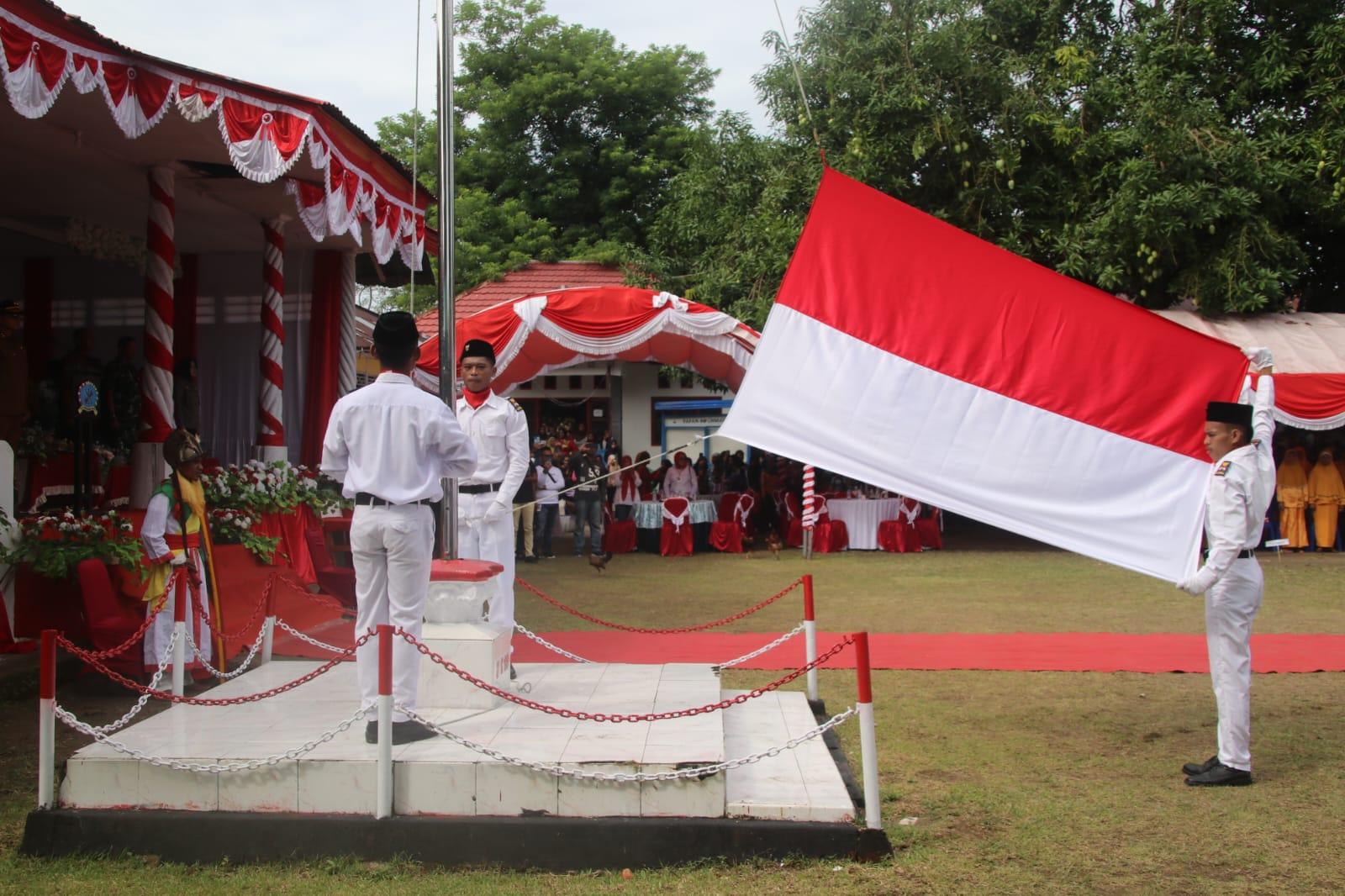 Penuh Sakral, Momen Peringatan Bendera Merah Putih Berkibar Pertama ...