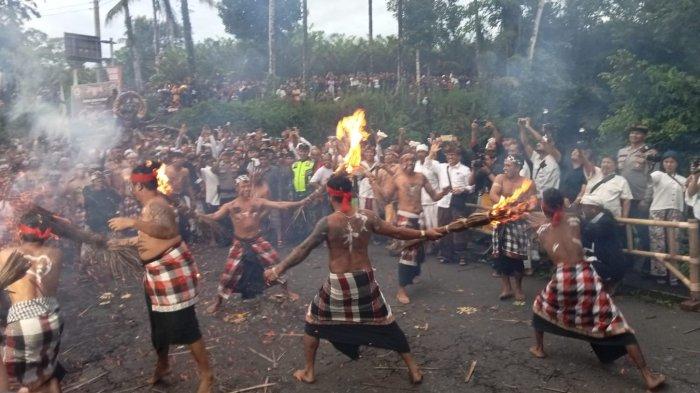 Siat Api Sarana Untuk Menetralisir Kekuatan Negatif - Tribun-bali.com