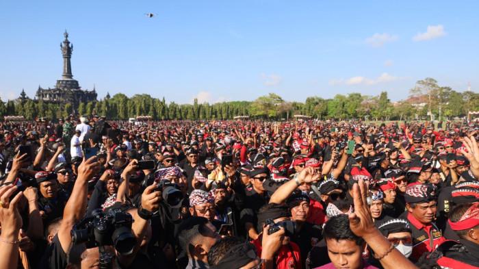 Pasca Demo, Ribuan Pecalang Rapatkan Barisan di Lapangan Niti Mandala ...