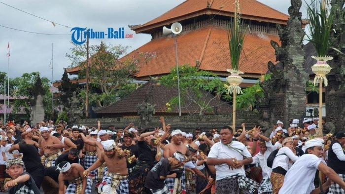 Tradisi Perang Tipat Bantal di Kapal Sudah Ada Dari Tahun 1339, Begini ...