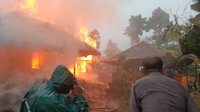 PETIR Sambar 2 Pura di Karangasem Bali, Pura Pedharman Sira Arya Gajah ...