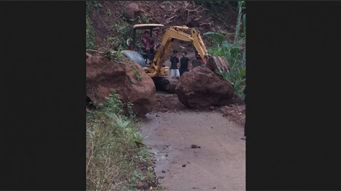 BPBD Karangasem Kerahkan Alat Berat untuk Evakuasi Material Longsor ...