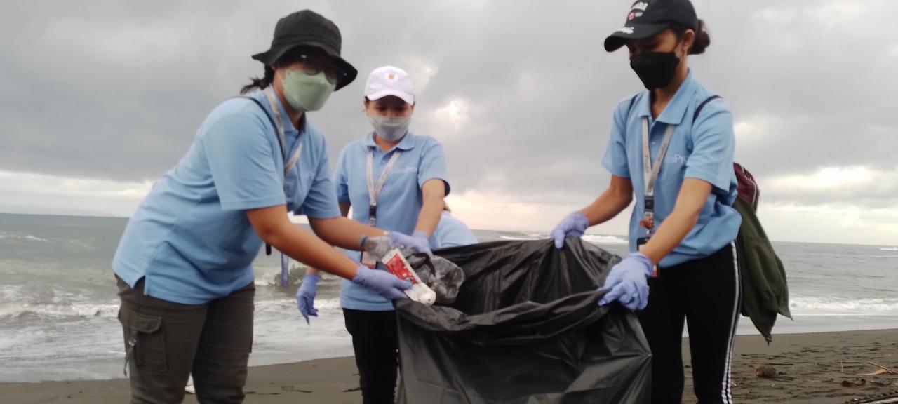 Edukasi Nilai Budaya Perusahaan, PT Mitra Prodin Bersih-bersih Pantai ...