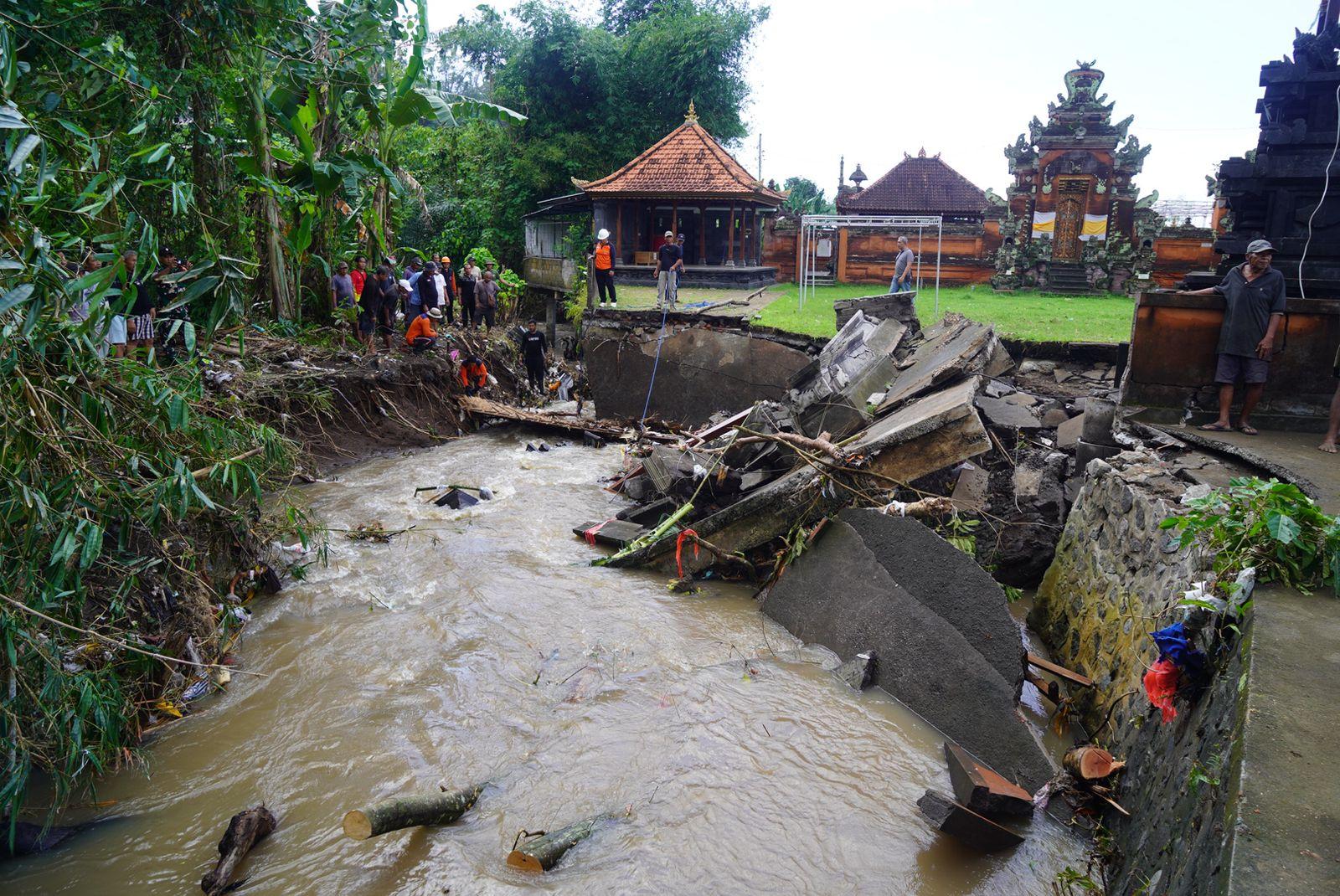 Tanggul Jebol, Pura Dalem Dawan Bali Rusak Diterjang Banjir, Bupati ...