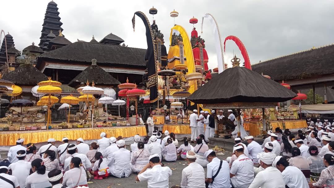 Mengenal Padma Tiga di Pura Besakih Bali: Simbol Agung Tri Purusa yang ...