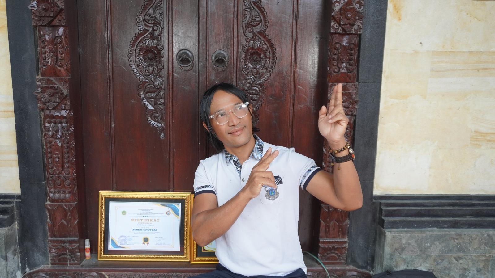 Tulis Lirik di Nota Usai Panjat Pohon Kelapa, Istri Agung Ketut Rai ...