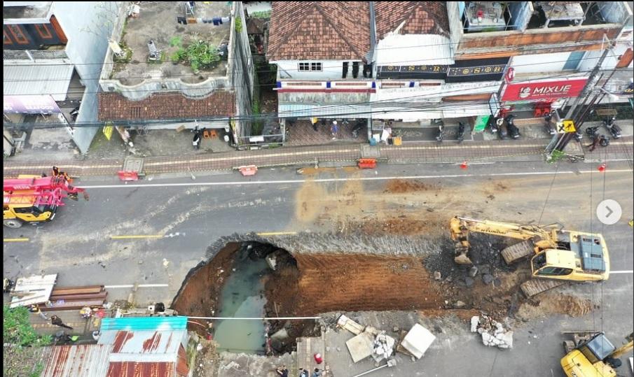 MACET PARAH, Jalan Jebol di Tabanan Bikin Macet Jalur Utama Bedugul ...
