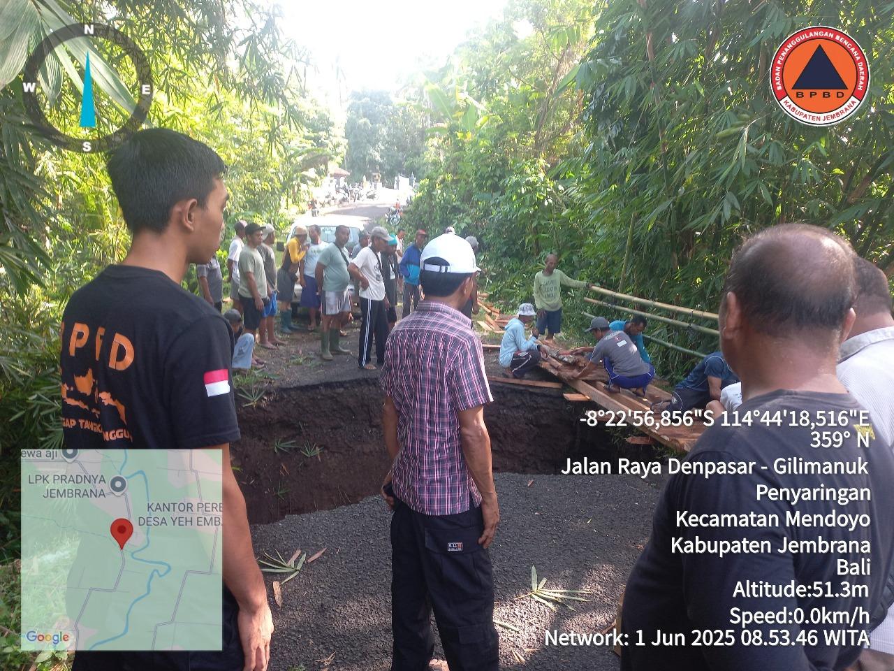 Terkikis Air Bah, Jembatan Akses Warga Putus di Jembrana Bali, Warga Bangun Jembatan Darurat ...