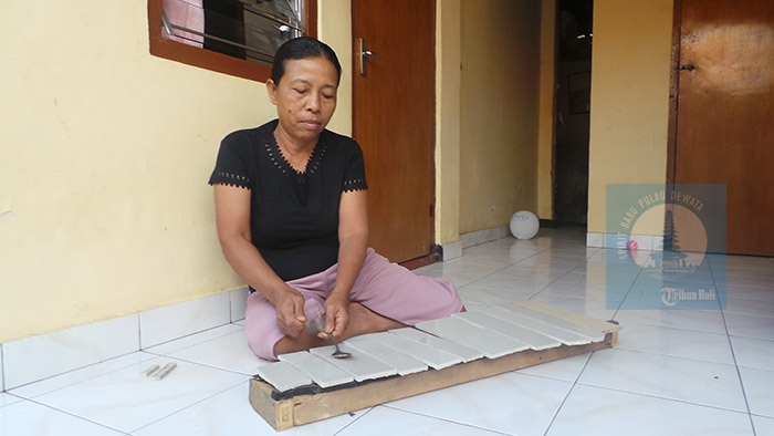 VIDEO: Merdunya Saat Ketut Sariati Mainkan Gambelan Dari Potongan ...