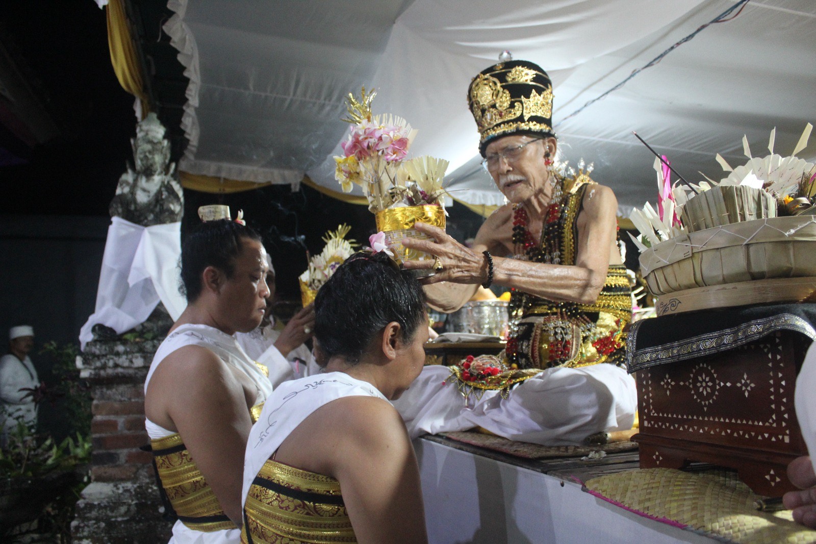 Dwijati, Upacara Kelahiran Seorang Sulinggih Dalam Agama Hindu - Tribun ...