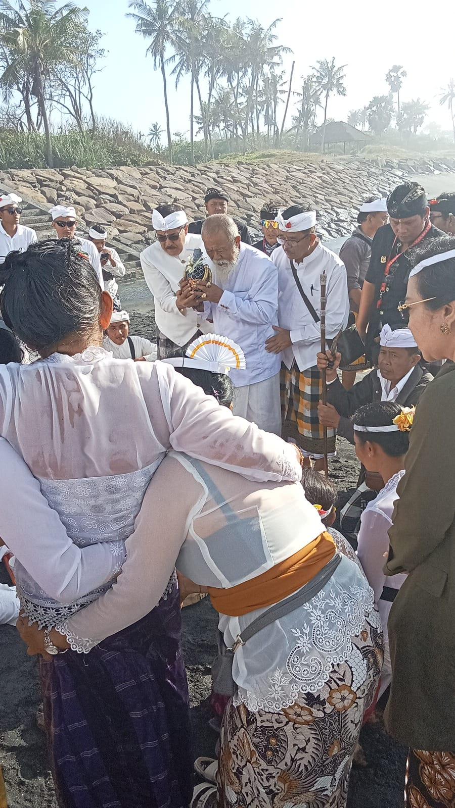 3 Kali Ombak Besar Terjang Perahu Sulinggih! Insiden Ritual Mulang ...