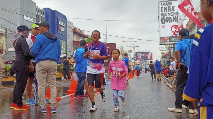 Antusias, Hujan Deras dan Pantang Menyerah Meriahkan Babel Run 2023 - Bangkapos.com