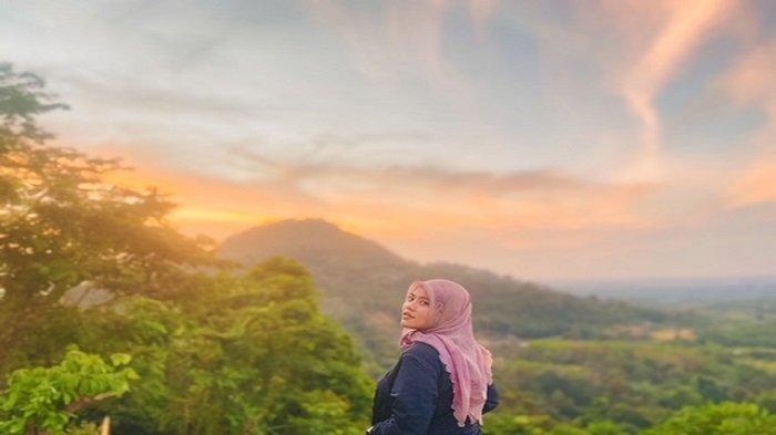 Mendaki Bukit Pinteir di Bangka Tengah, Berpetualang Sambil Menikmati ...
