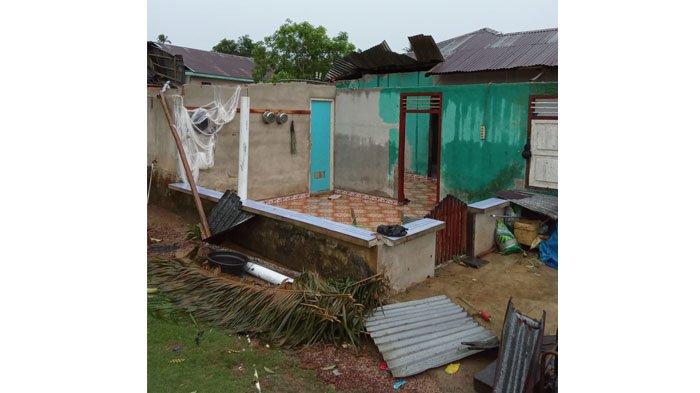 Puting Beliung Sapu Tujuh Rumah dan Satu Masjid di Desa Tanjung Rusa ...