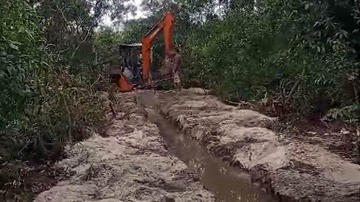 Drainase Tersumbat Penyebab Banjir, Anggota Dewan Turunkan Alat Berat Bantu Warga di ...