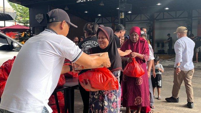 Bangka Garage Tebar Kebaikan Ramadan, Bagikan Sembako untuk Warga ...