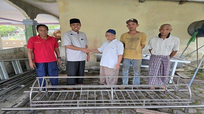 Anggota DPRD Bateng Sultan Alif Serahkan Keranda Jenazah ke Masjid ...