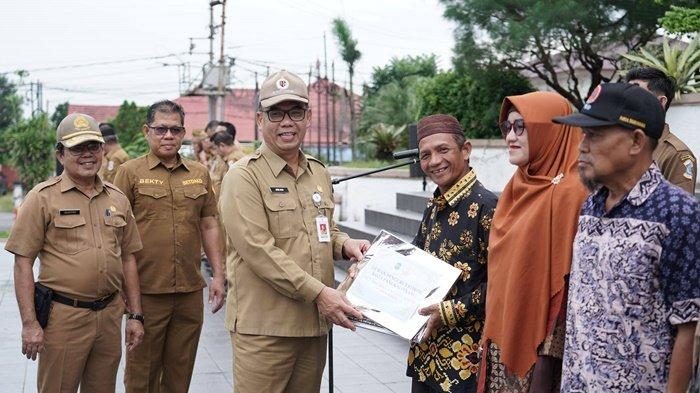 Pemkot Pangkalpinang Serahkan Tali Asih KORPRI kepada 7 ASN Pensiun, Bentuk Apresiasi atas ...