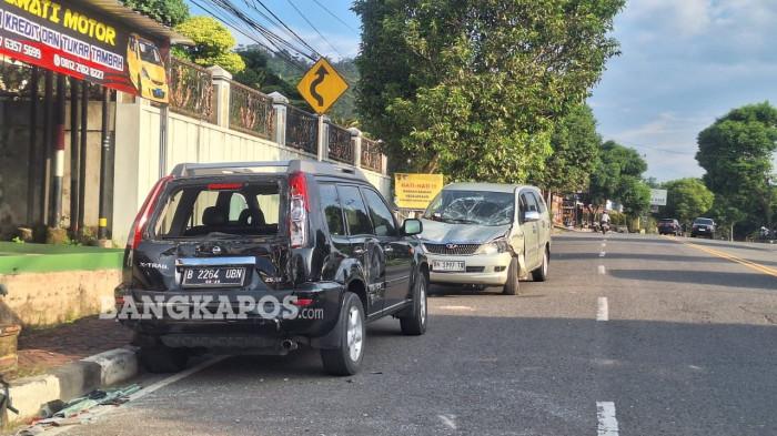 Pengemudi Innova Tabrak Dua Mobil yang Terparkir di Pinggir Jalan Raya ...