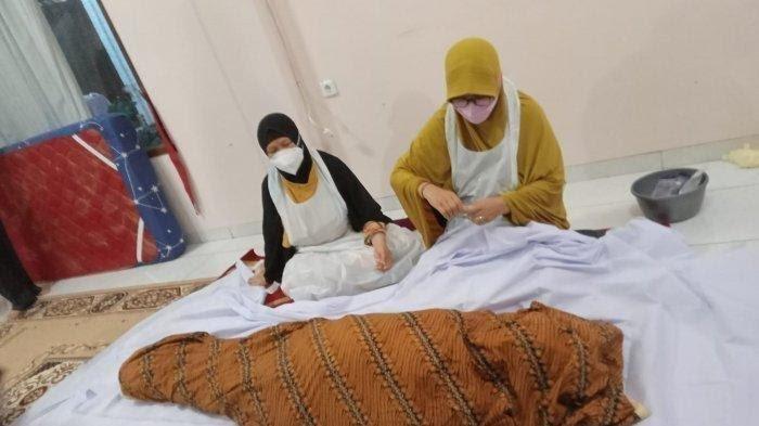 Niat dan Tata Cara Memandikan Jenazah Perempuan dan Laki-laki Lengkap ...