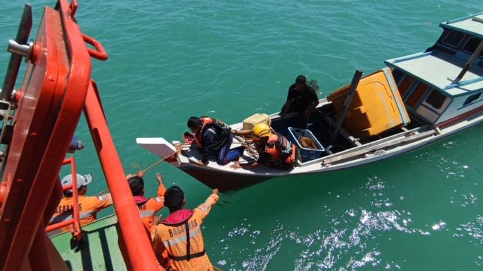 Kapal Bocor dan Mati Mesin, Seorang Nelayan dan Anaknya Dievakuasi Basarnas di Perairan Rebo ...