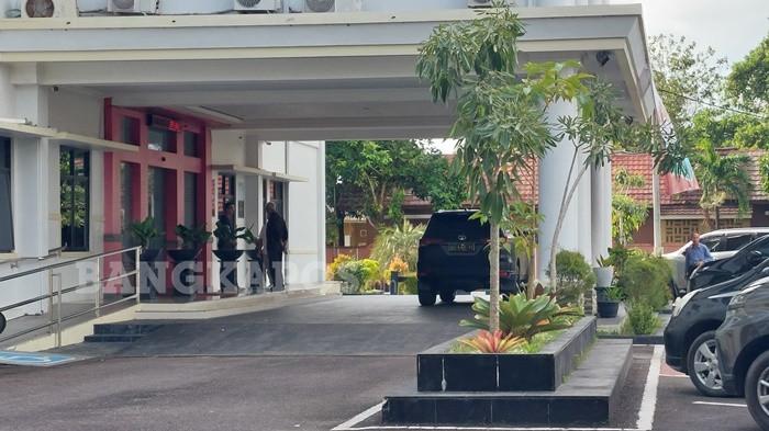 Mobil Berjejer di Kejari Basel, Diduga Milik Pihak yang Diperiksa Kasus ...