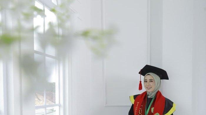 Sosok Zeni Sagita Wisudawan Terbaik UNMUH Babel, Wanita Cantik yang ...