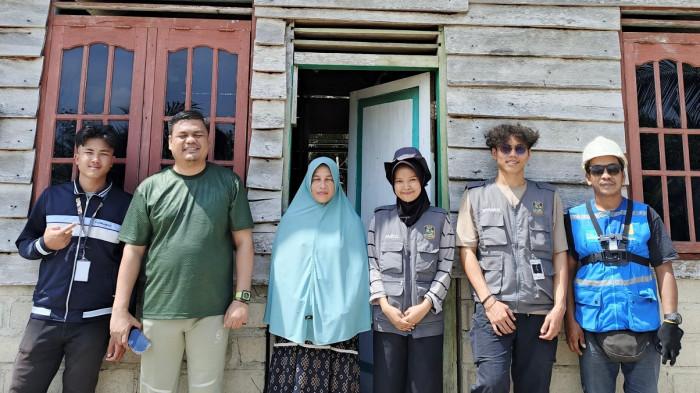 Momen HUT ke 80 RI, PLN Babel Pasang Listrik Gratis di Rumah Warga Desa Perlang dan Batu Beriga ...