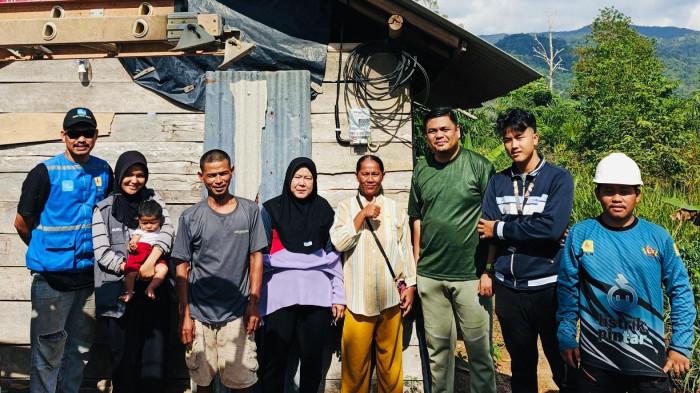 Momen HUT ke 80 RI, PLN Babel Pasang Listrik Gratis di Rumah Warga Desa Perlang dan Batu Beriga ...