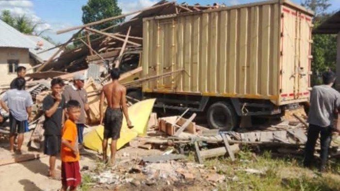 Truk Boks Tabrak Dua Rumah Warga - BaBelnews.id