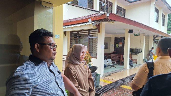 Sosok Wanita Kenakan Seragam PNS Hadir di PN Pangkalpinang saat Sidang ...