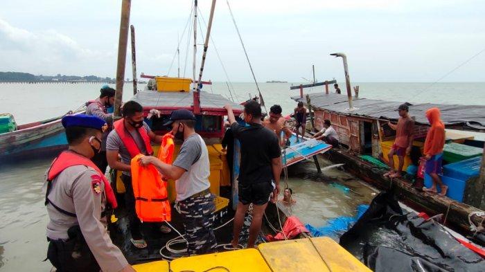 Tabrak Besi KM Sandy Karam dan Nyaris Tenggelam di Pelabuhan Ikan ...